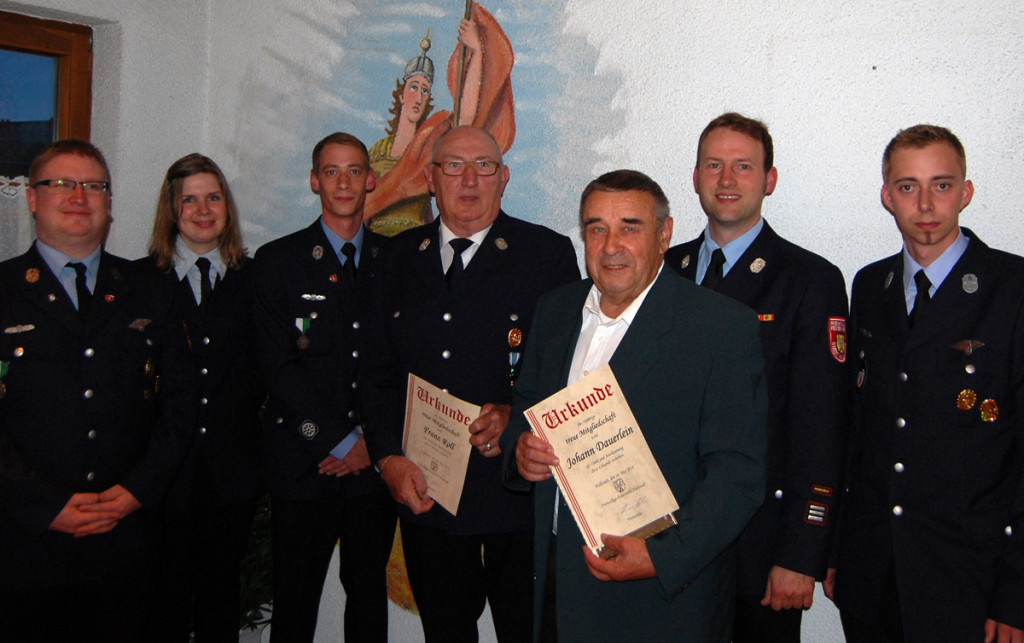 Kirchenparade und Ehrungen: Florianstag bei der Feuerwehr Hallstadt ...