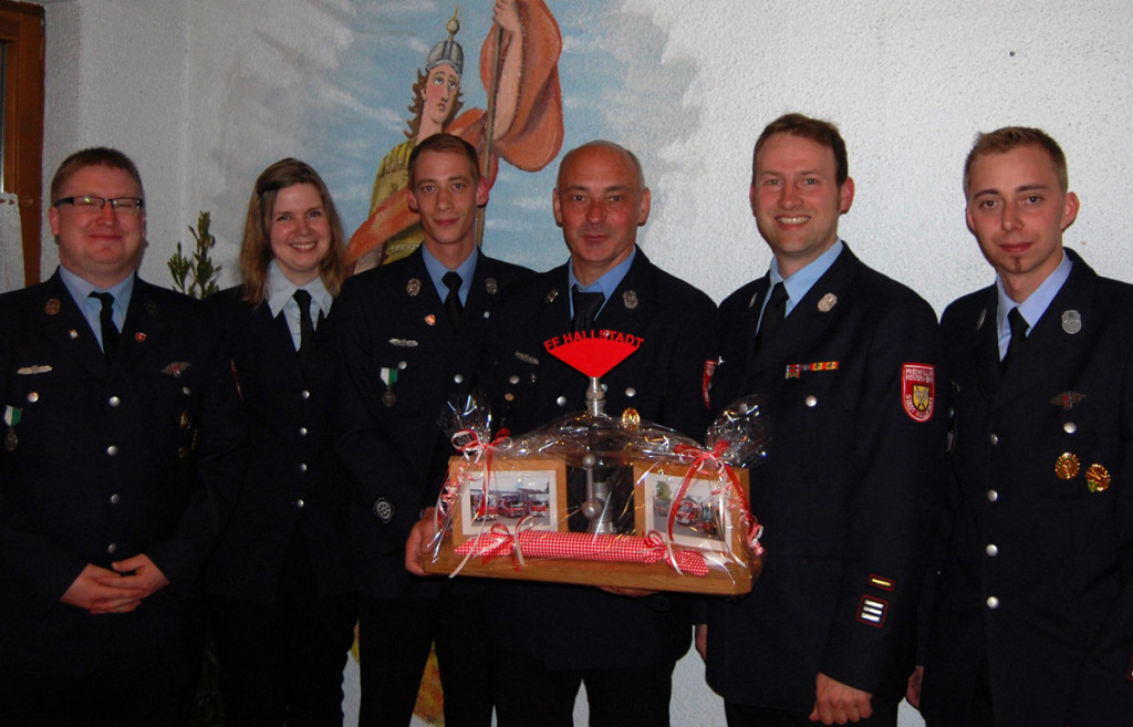 Kirchenparade und Ehrungen: Florianstag bei der Feuerwehr Hallstadt ...