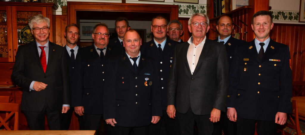 Ehrung für 25- und 40-jährigen aktiven Dienst bei der Feuerwehr Kemmern ...