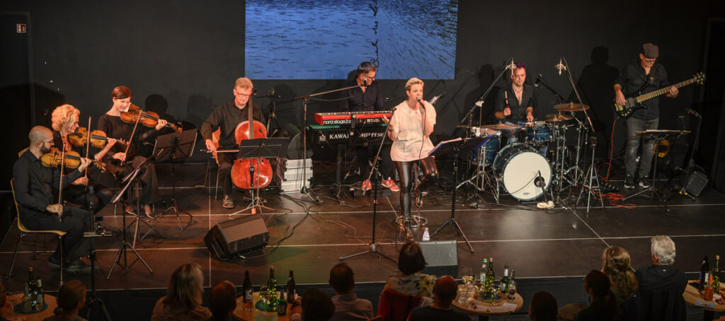 Eine besondere Stimme, ein groovendes Trio, ein brillantes ...